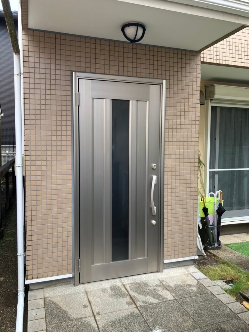 玄関ドアの素材による厚みや重さの違いについて | スタッフブログ | 窓一番 | 創業60年。地元埼玉で安心と実績の窓・玄関リフォーム専門店