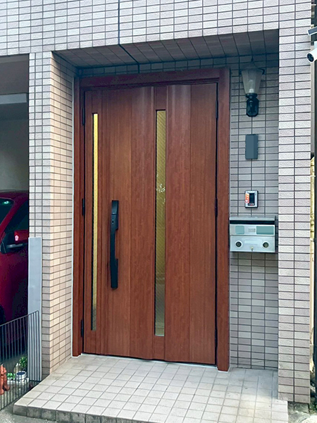 玄関ドアの素材による厚みや重さの違いについて | スタッフブログ | 窓一番 | 創業60年。地元埼玉で安心と実績の窓・玄関リフォーム専門店